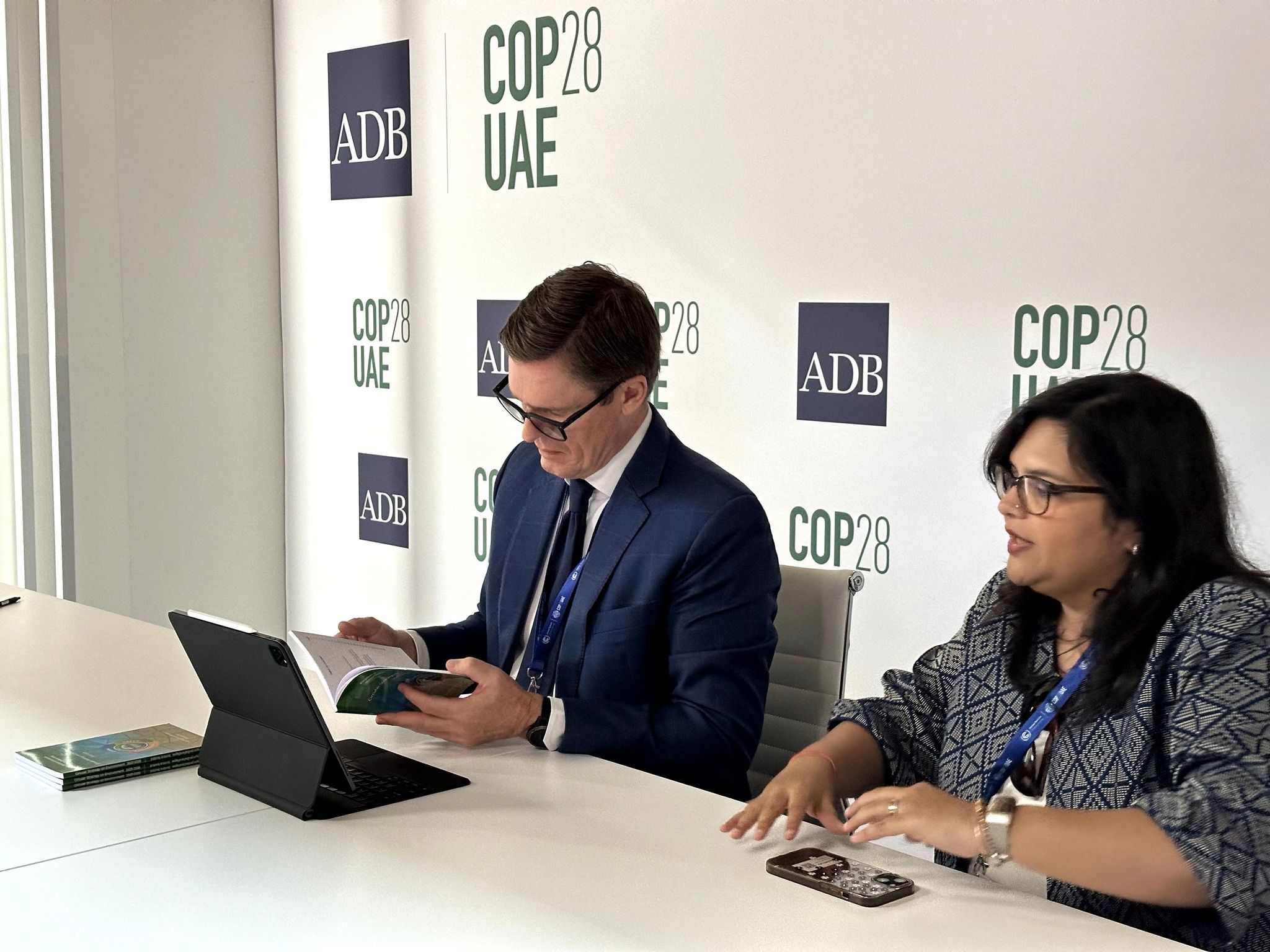 កិច្ចប្រជុំទ្វេភាគីរវាងប្រតិភូកម្ពុជា និង ADB ក្នុងព្រឹត្តិការណ៍នៃសន្និសីទគូភាគីលើកទី២៨ COP-28 ...